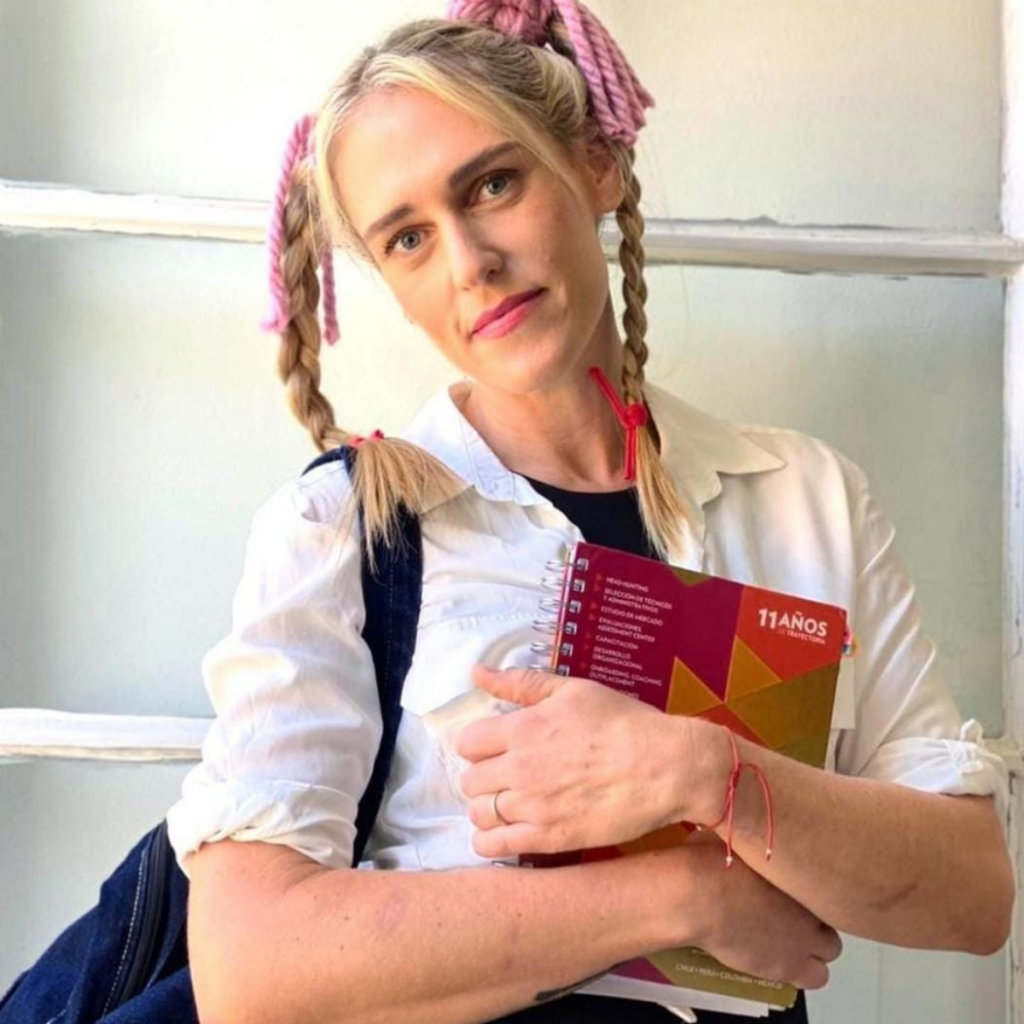 Virginia Demaria se lució con su look a lo Britney Spears y sacó ...