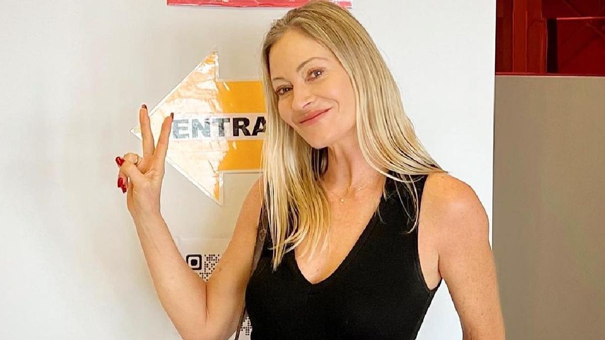 Marcela Vacarezza asistió a votar con un veraniego look — Pudahuel