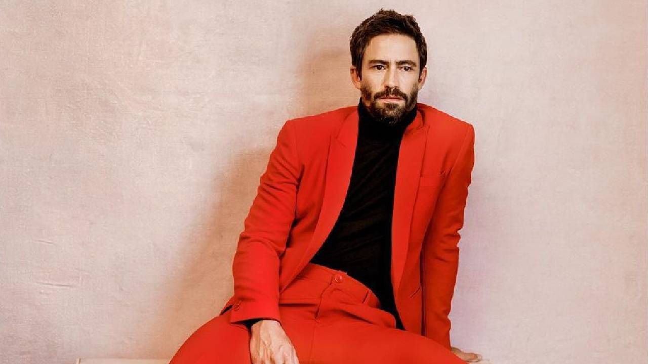 Tiago Correa modeló una falda en los «Premios Hombre del Año — Pudahuel