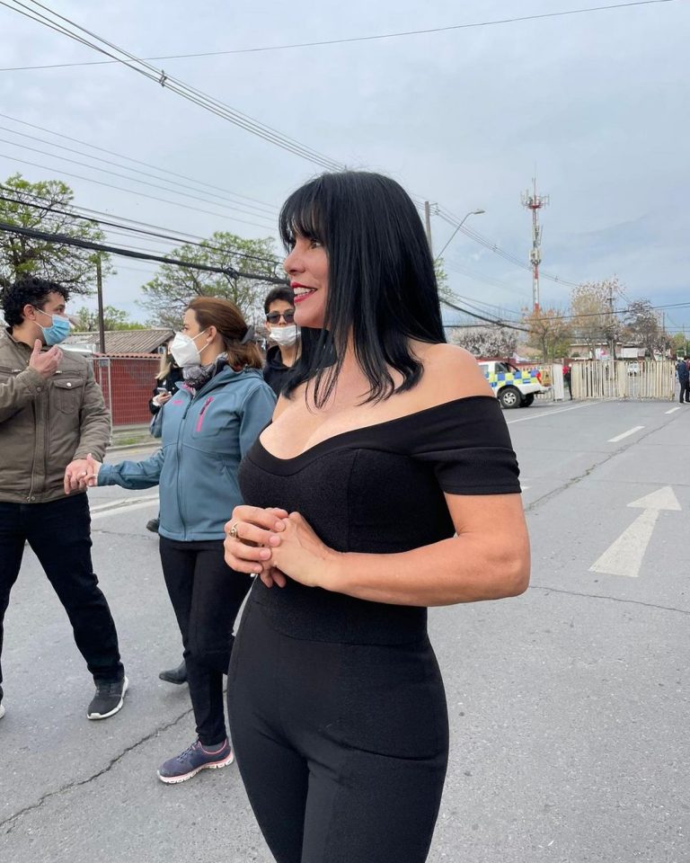 Anita Alvarado lució su increíble figura con vestido enterito — Pudahuel