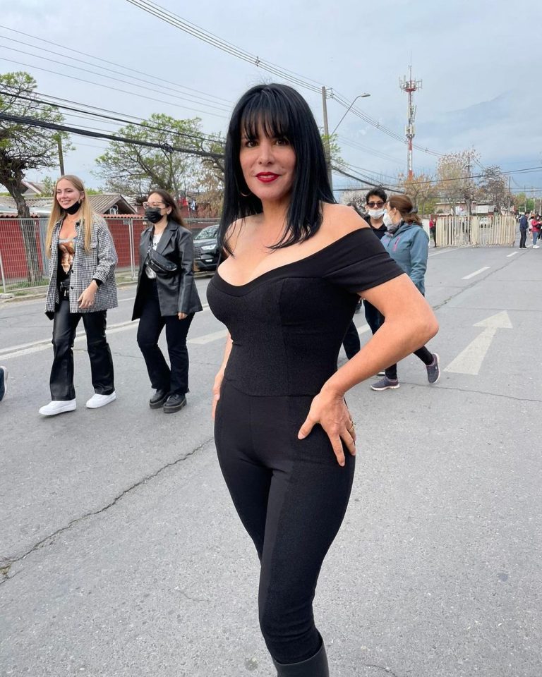 Anita Alvarado lució su increíble figura con vestido enterito — Pudahuel