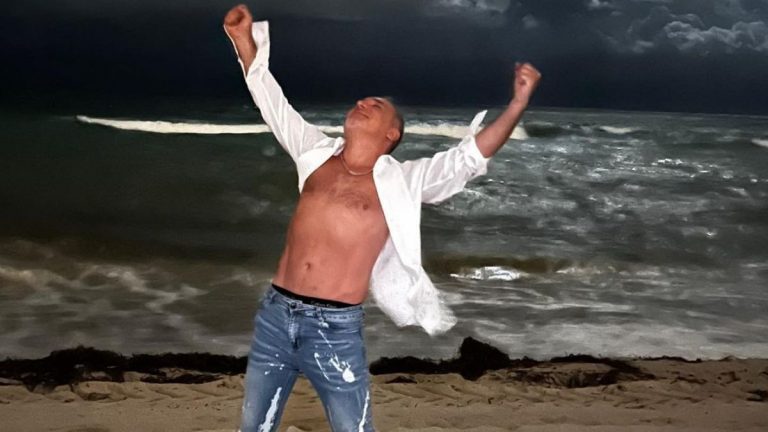 "Qué calugas": Luis Jara enamoró a fans tras lucir su abdomen en ...