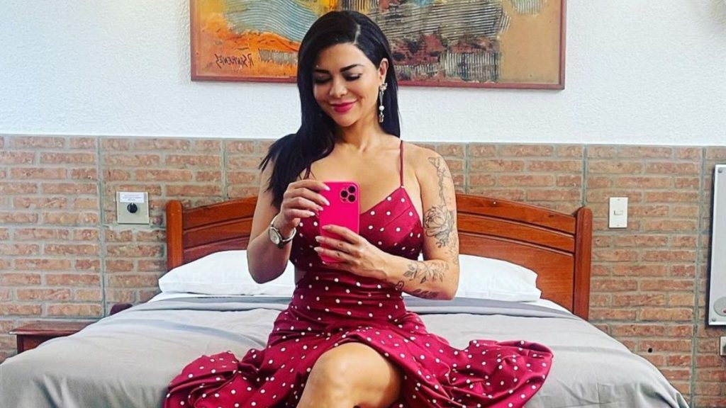 Con ajustado escote: Antonella Ríos impactó a sus seguidores con increíble vestido negro — Pudahuel