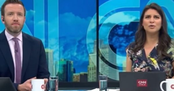 Periodistas de CNN Chile sufren divertido fail por micrófono abierto ...