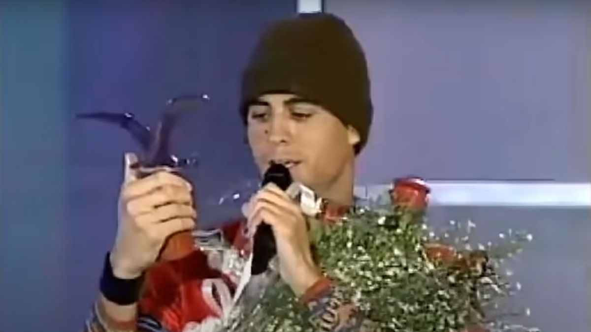 “El Gaviotazo”: La noche que Enrique Iglesias lanzó su premio en Viña ...