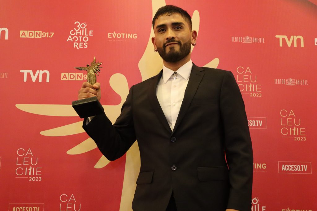 La gran noche de Gastón Salgado en los Premios Caleuche: Se llevó dos ...