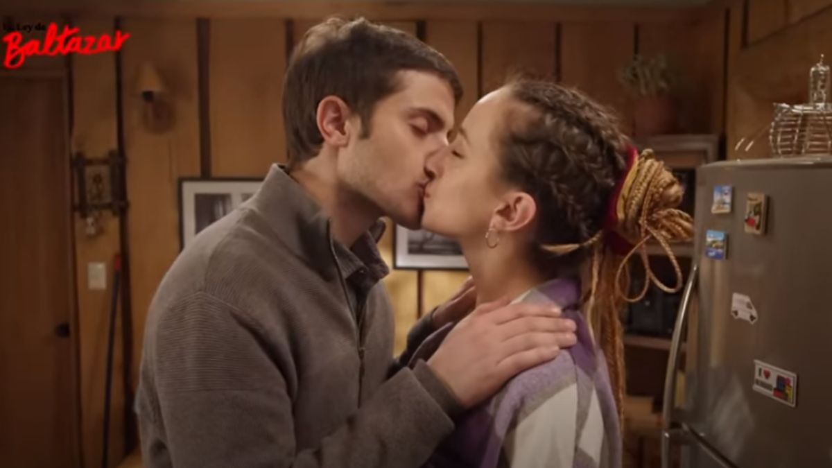 «La pareja más linda»: El beso de Tere y Lucas en “La Ley de Baltazar” sacó aplausos en redes ...