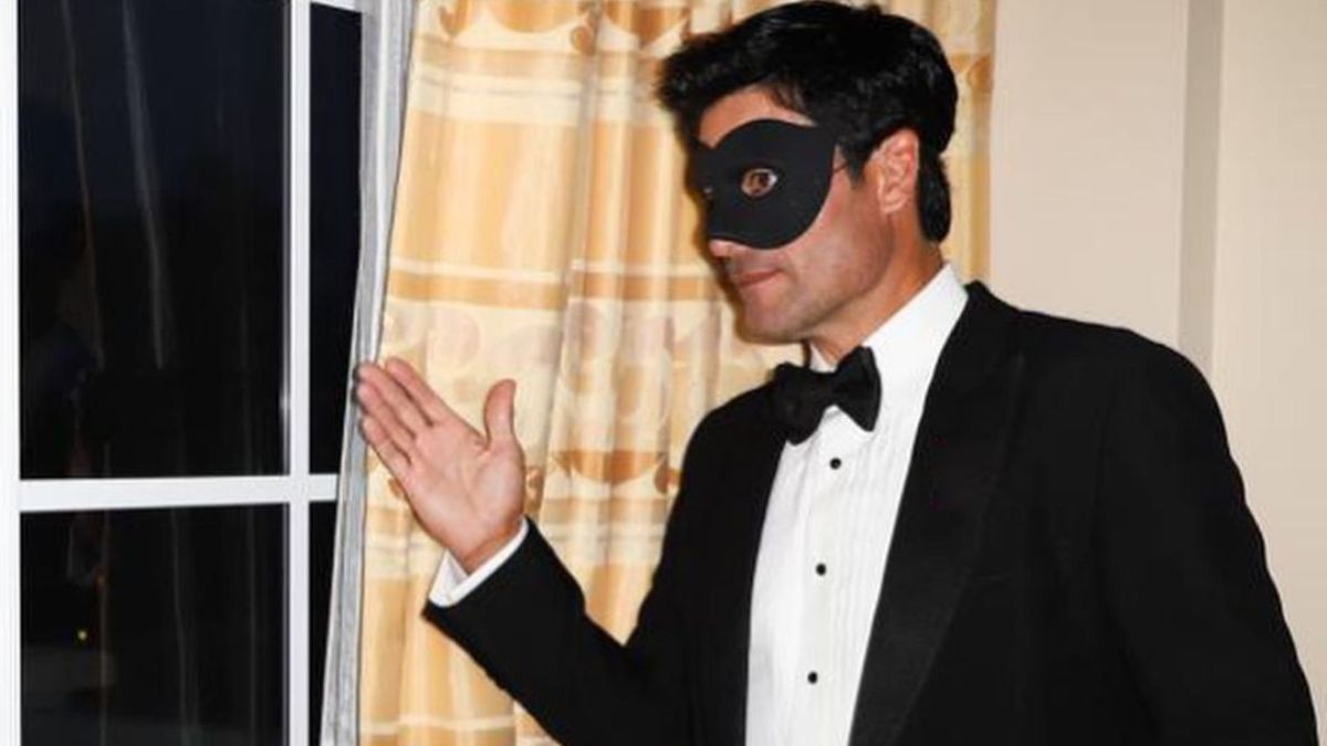 Con increíble antifaz: Chayanne tiene revolucionada las redes sociales ...
