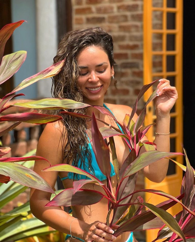 Con ajustado bikini color turquesa: Jhendelyn Nuñez paralizó las redes sociales con estas fotos ...